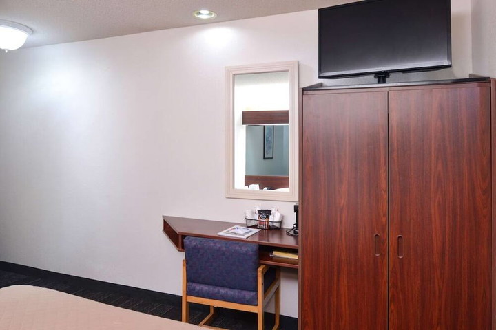 Charming Room With Complimentary Breakfast  Perfect For Restful Stays - Maryville, MO