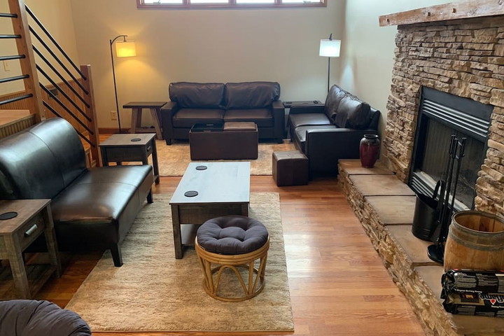 "Adventure's Rest - Hot Tub, Wine Trail - Fire Pit - Grill, Secluded & Relaxing - Carbondale, IL