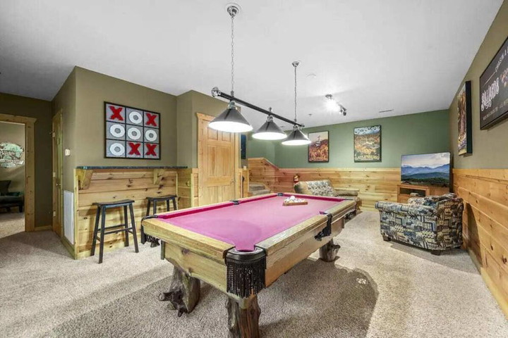 Cabin W/pool Table, Arcade Games, & Private Hot Tub - Gatlinburg, TN