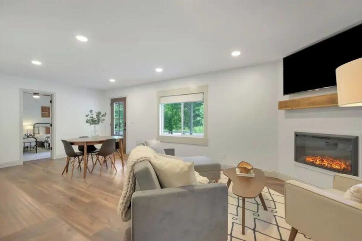 Creekside Bungalow With A Hot Tub, Walking Distance To Downtown Nashville - Nashville, IN