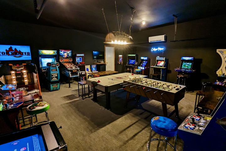 Arcade Room ~ Hot Tub ~ Firepit ~ Bbq ~ King Beds ~ Nearby Wineries/breweries - Culpeper, VA