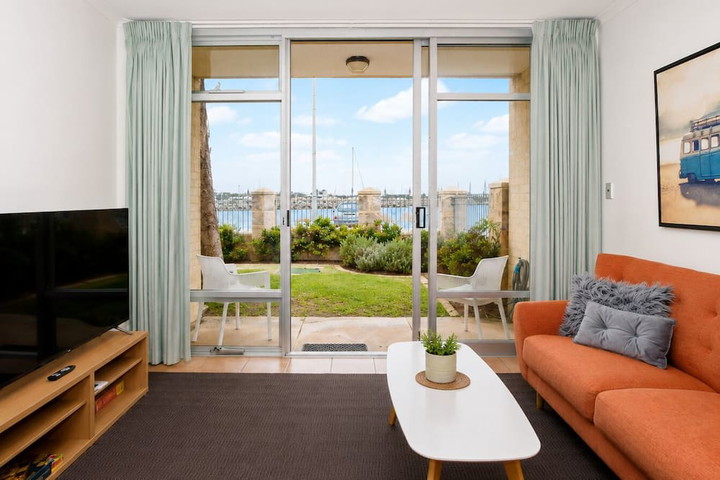 Wake Up To Spectacular Harbour Views And Watch Ships Glide Past From Your Private Balcony. <Br>mariners Lookout Is A Spacious Waterfront Apartment Just Minutes From Fremantle's Cafés, Restaurants, Bathers Beach And The Rottnest Ferry. <Br>perfect For - Fremantle