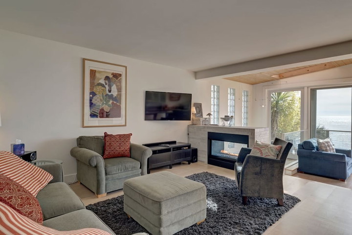 Lower Gibsons Beachfront Ocean 3 Br Home,- Hot Tub, Fire Bowl  Walk To Town - Gibsons