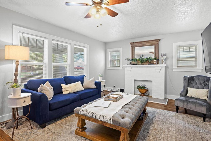 Craftsman Bungalow W/ King Beds & Stocked Kitchen. - Joplin, MO