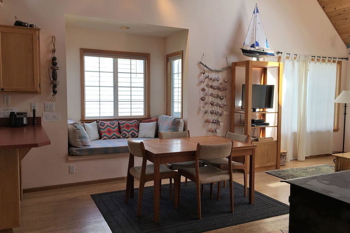 Quiet, Easy Walk To Town Or Beach. Family And Pet Friendly - Yachats, OR