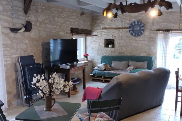 Converted Barn With Large Enclosed Grounds, Ideal For Families, - Martel