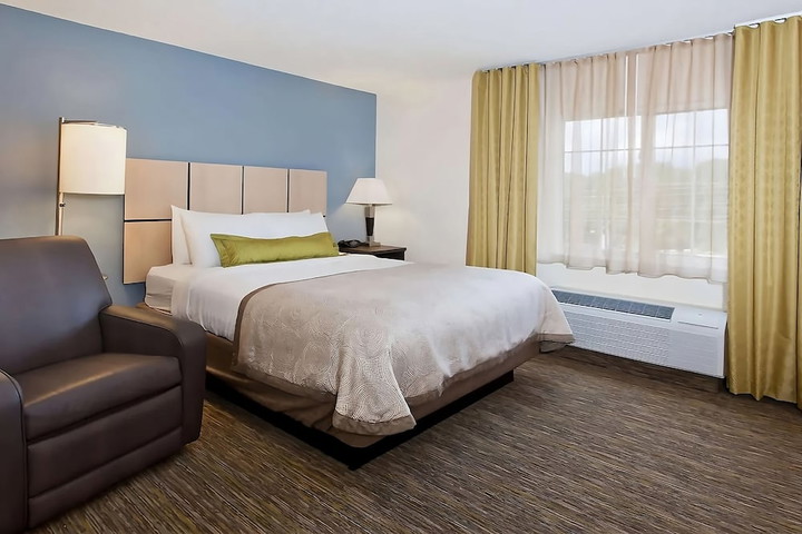 A Quick Drive From Mcghee Tyson Airport! Private Full Kitchen! Pets Allowed! - Knoxville, TN