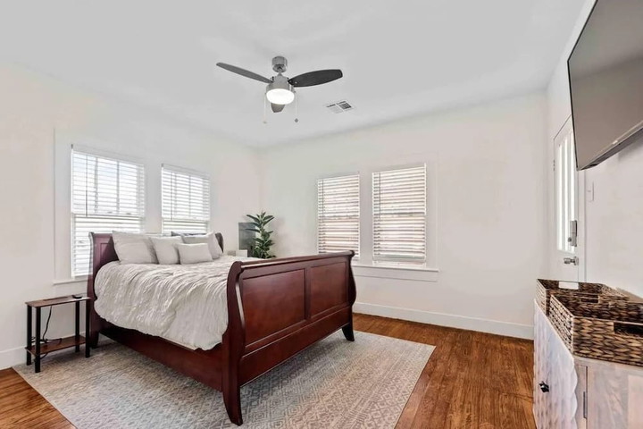 Neon Moon ...Spacious 5-bedroom House Steps From Campus And Downtown Lafayette - Lafayette, LA