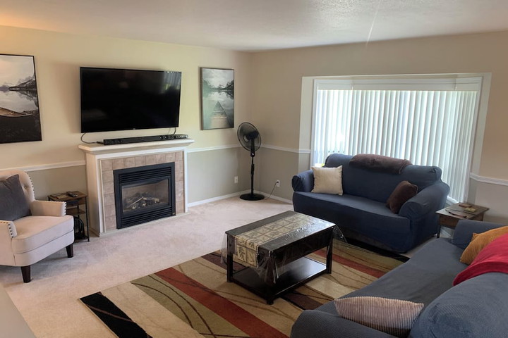 Private House In Quiet Neighbourhood - Hot Tub - Yard & Secure Garage Parking - Comox