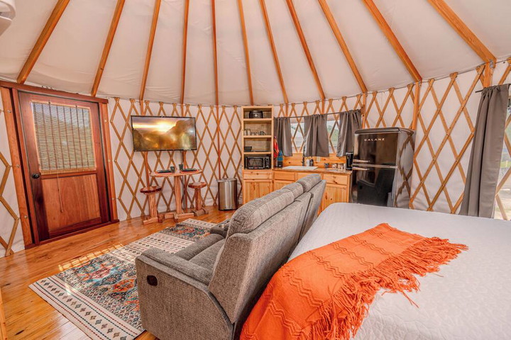 Cockatoo Yurt/cold A/c! Hot Tub/grill/close To Town/river Yurt Village - Bandera, TX