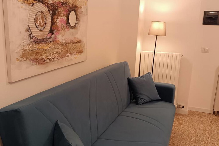 64b 10 Minutes Walk From: Polyclinic Hospital, Station And Center - 2 Rooms - Pavia