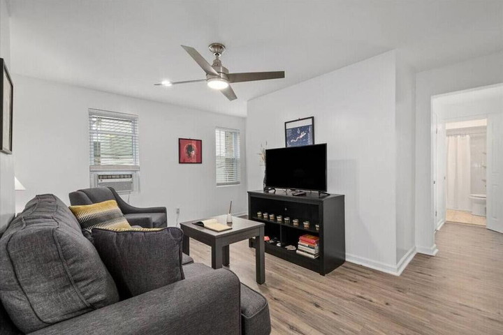 Cozy North Shore Apartment W/ Workspace + Parking - Pittsburgh, PA