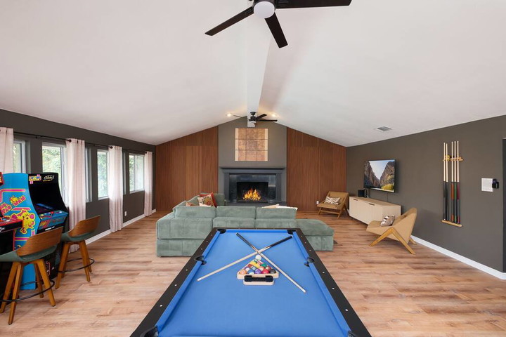 Huge Pickleball Mansion~sleeps 26~pool & Hot Tub - San Antonio, TX
