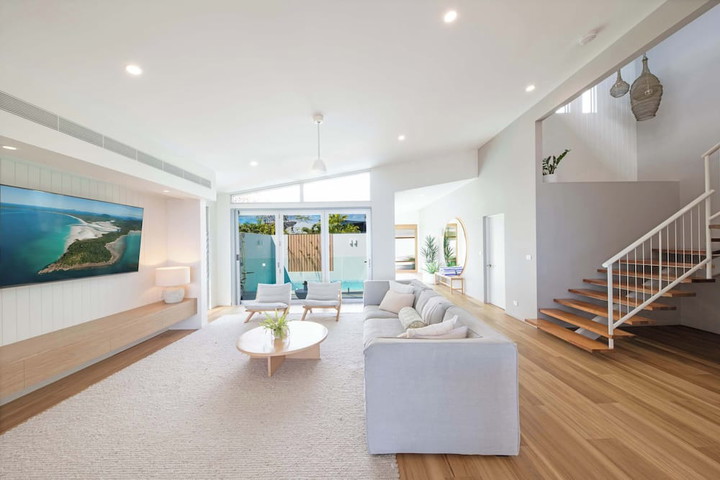 Coastal Haven Retreat - Luxe Airlie Beach Holiday Home - Airlie Beach