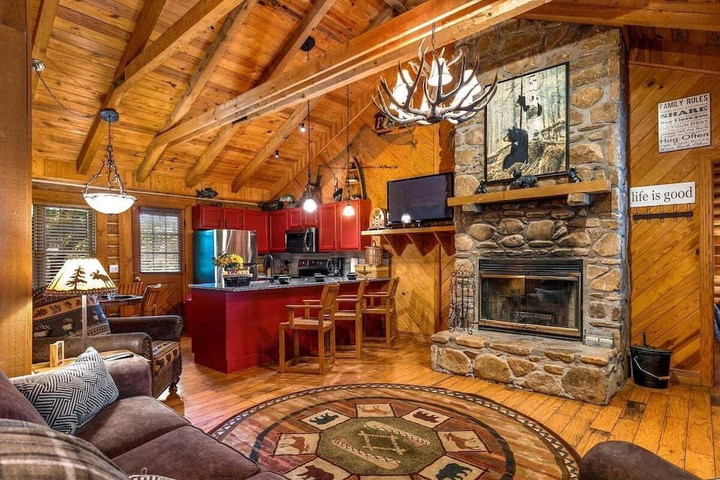 Lots Of Space_multiple Amenities In Gated Community_true Log Cabin - Missouri