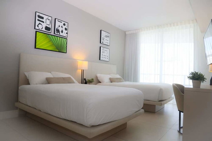 Ocean View Apt On The Beach 2 Bedroom 2 Bath. - Sunny Isles Beach, FL