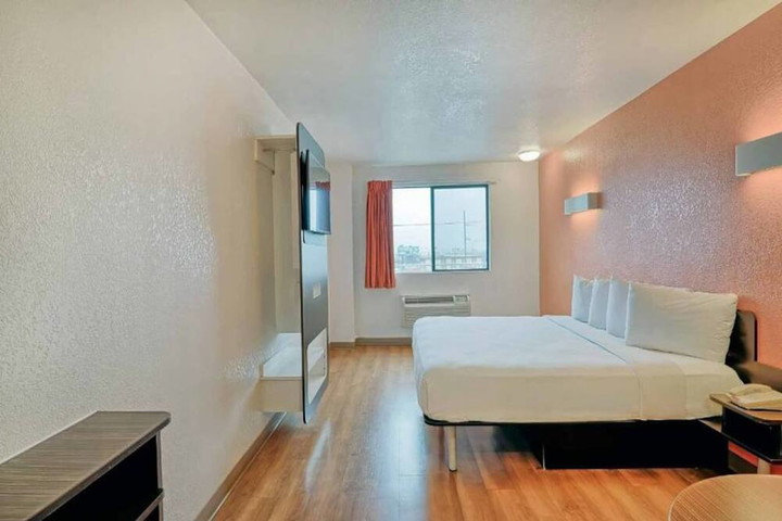 1 King Bed | Inglewood - Culver City