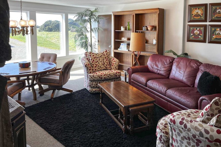 Ocean View 70s-themed Home With Beach Access, Grill, Funky Interior, & W&d - Bandon, OR