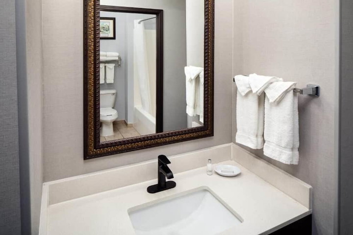 Romantic Guestroom Perfect For Couples Escape - Galena, IL