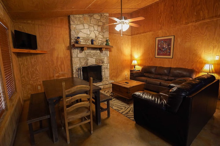 Walking Distance To The Frio River, Access To Shared Pool - Concan, TX