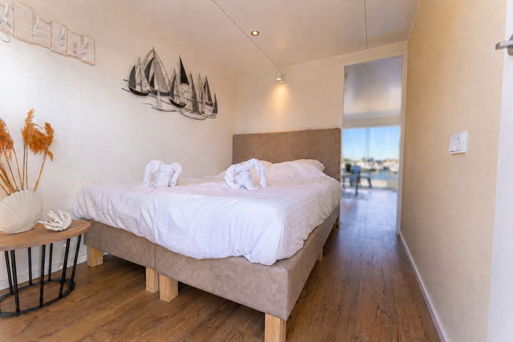 Stay On A Luxury Houseboat At Lake Veerse In Wolphaartsdijk. Enjoy A Rooftop Terrace, Private Mooring, Water Sports And Zeeland's Nature. - Goes