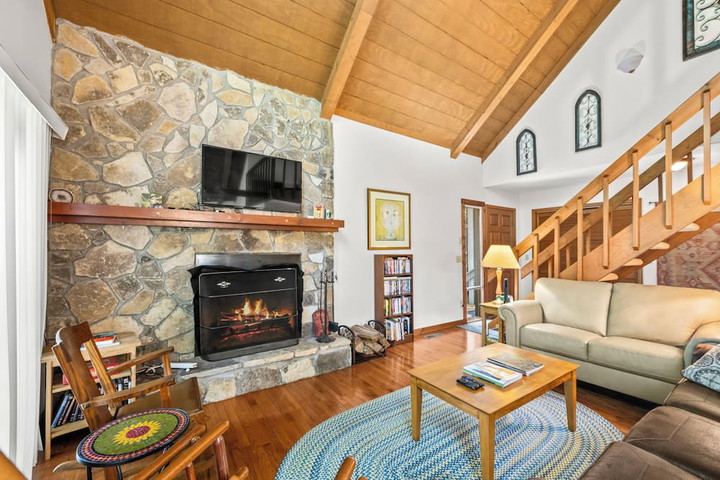 Treetop Views, A Stone Fireplace, And Mountain Fresh Market Around The Corner | Satulah Chalet - Highlands, NC