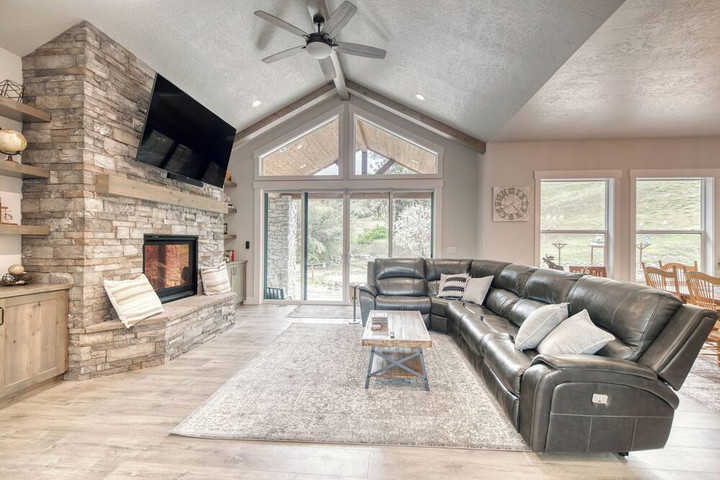 Newly Built Cabin With Private 2 Acres, Pool & Hot Tub - Garden Valley, ID