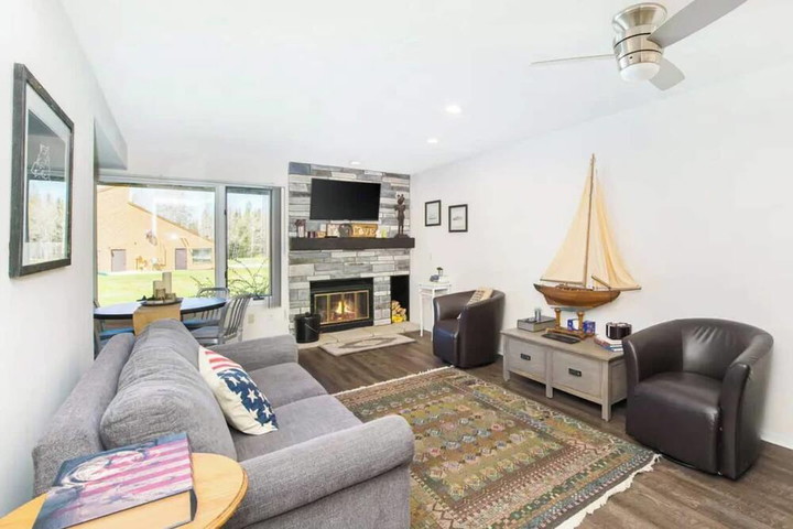 Cozy Condo Near Boyne Highlands & Nubs Nob Pools, Trails & Fireplace! - Petoskey, MI