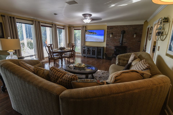 "  In Ground  Salt Water Pool."    3 Bedrooms 2baths "Sleeps 8".   1st  Level. - Townsend, TN