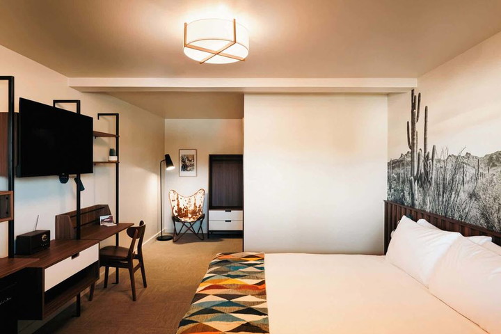 Wander The High Desert | La Vista Motel | 210 - 沖縄市
