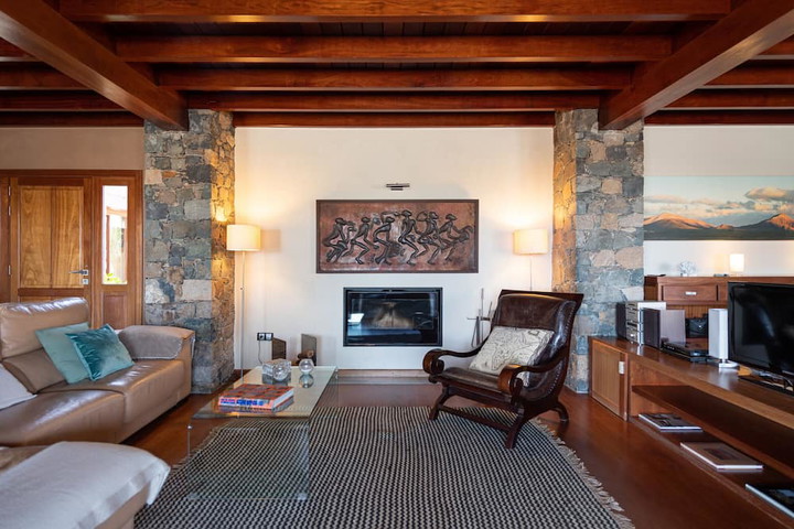 Casa Altanntes: Heated Pool, 4000m&sup2; Garden - Homeforguest - Antigua