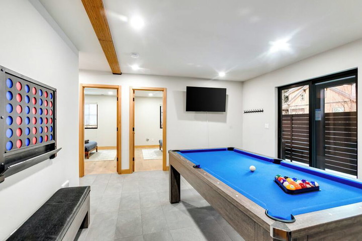 Luxe Hyak Retreat W/sauna, Hot Tub, Game Room, 6br, Sleep 19+ - Snoqualmie Pass, WA