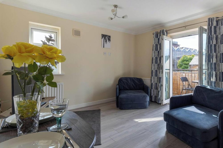 Modern 2br/2ba + Free Parking X1 8 -15 Mins To Any Heathrow Terminal - Staines-upon-Thames