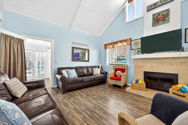 Coastal Beach Retreat | 5br Pool Home Near Beach - Clearwater, FL