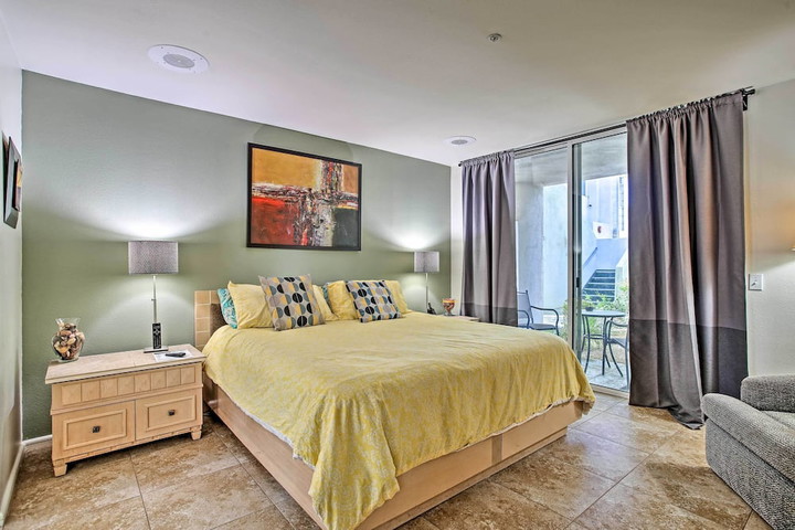 Elegant And Spacious Two-story Suite Near Palm Springs - Palm Springs, CA