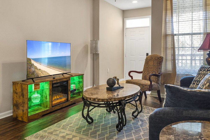 Mid-city King Primary Suite - Huntsville, AL