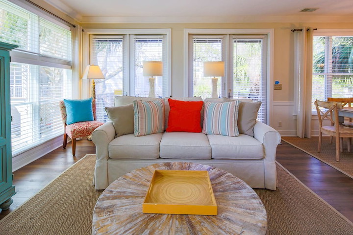 Easy Access To Grand Pavilion Community Pools & Beach! Spacious End Unit W/ Terrific Natural Light! - Isle of Palms, SC