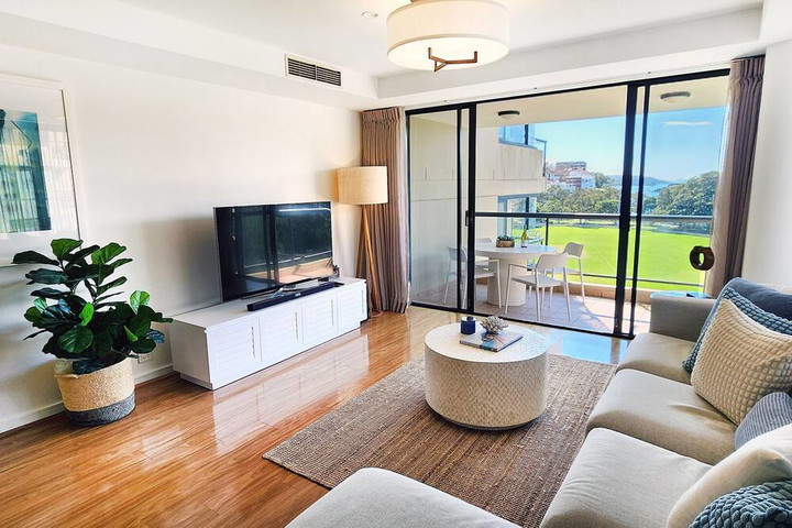 Modern Resort Style Apartment In Exclusive 'Marina One'.  Views, Pools & Parking - Surry Hills