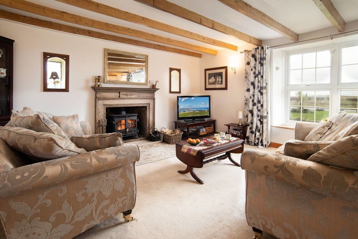 Shepherds Cottage - Spacious Cottage With Sea Views - Bamburgh