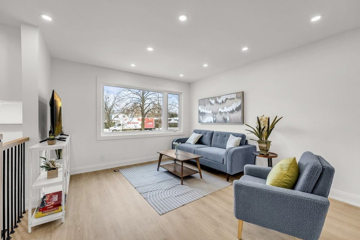 *Family Haven* Renovated 3br  Backyard  Parking - Oakville