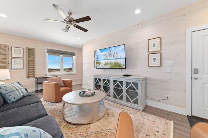 Jet East | Pet-friendly + Outdoor Pool & Beach Access - Gulf Shores, AL