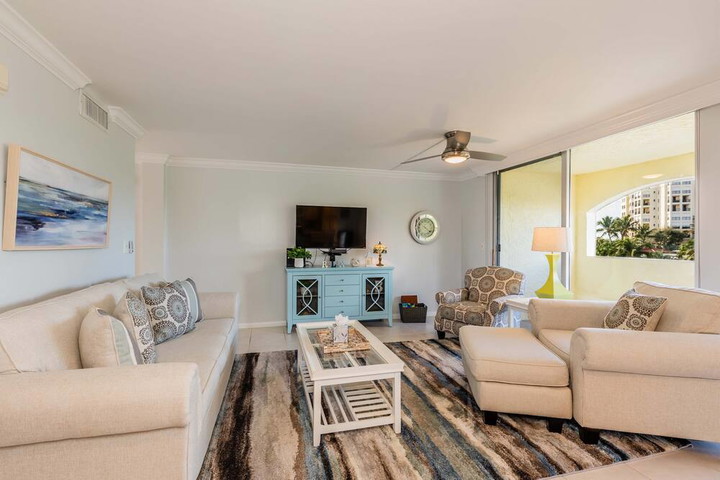 Cozy Condo With Gulf Peek Steps From The Beach & Across From Jw Marriott! - Marco Island, FL