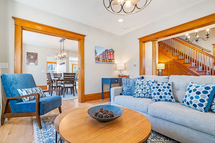 4br Closest To Uni / Blackstone Grill / Deck Seats 13 / Sleeps 13 - Waterloo, IA