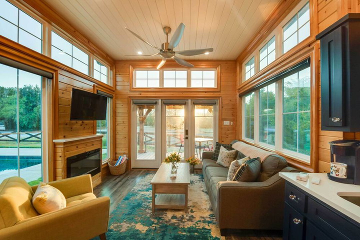 ~ 11 Mi To Lake Whitney: Tree-lined Cabin W/ Deck - Lake Whitney, TX