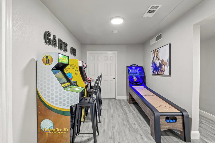 New Hot Tub! Pool, Arcade Games, Bbq, Fire Pit! 5 Bed:3 Bath - Fresno, CA