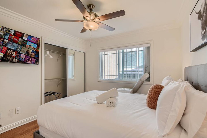 Stylish-multi-level-patio-games-fast Wifi-cm3 - Costa Mesa, CA