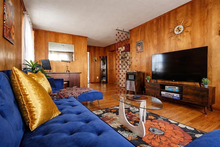 Retro 2br Retreat | King Bed + Laundry Near Utica - Utica, NY