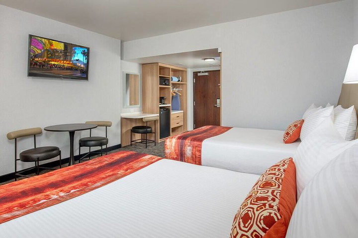 Room W/ Onsite Bar & Dining Near Fremont St Lights - Explore The Arts District - Las Vegas, NV