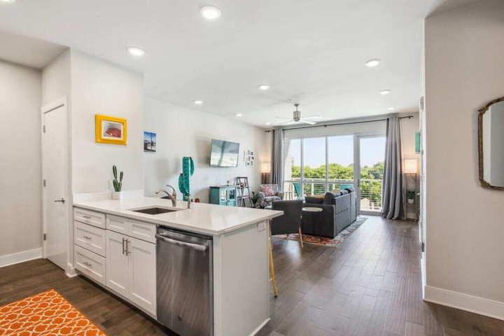 Stylish Nola Bywater Condo 2br/2ba W Pool/balcony! - Gretna, LA
