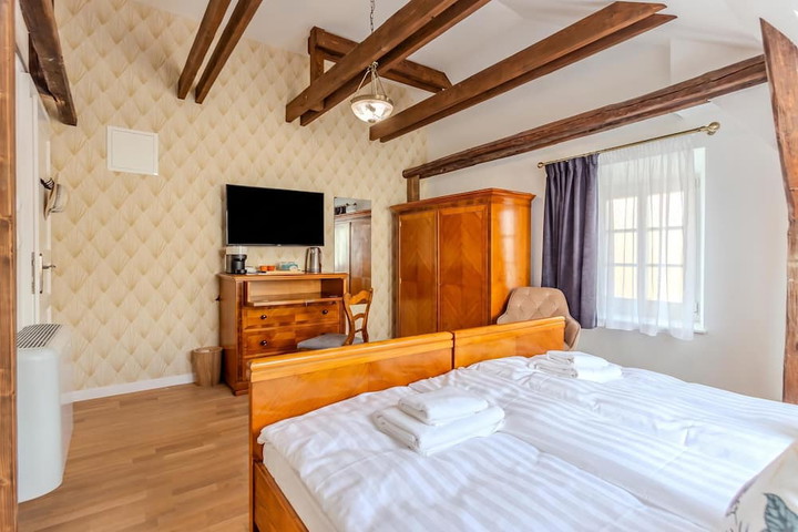 Fulop Panzio-goldenrod Room, Révfülöp, Hungary - Révfülöp